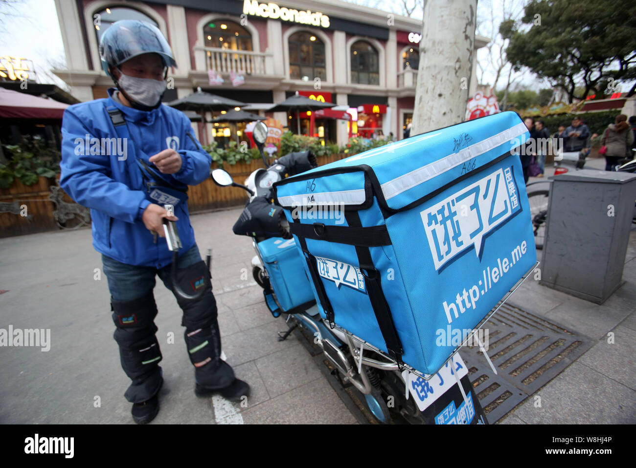 --FILE--A deliveryman of Chinese food delivery company Ele.me prepares ...