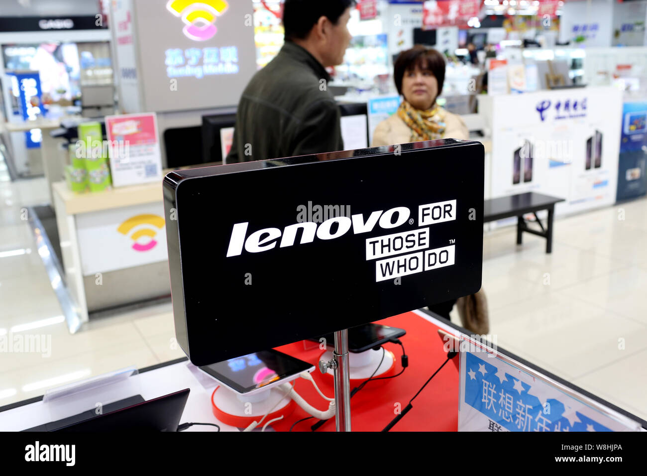 Chinese shopper smartphone computer hi-res stock photography and images ...