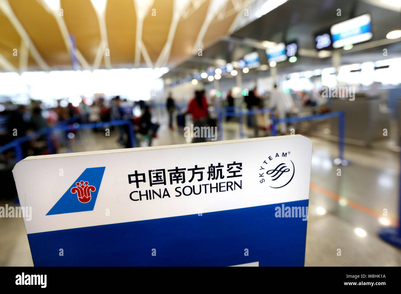 Passengers at check in counters hi-res stock photography and images - Alamy