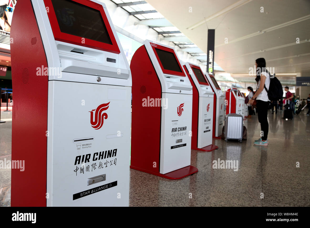 --FILE--Passengers draw their boarding passes on automatic boarding ...
