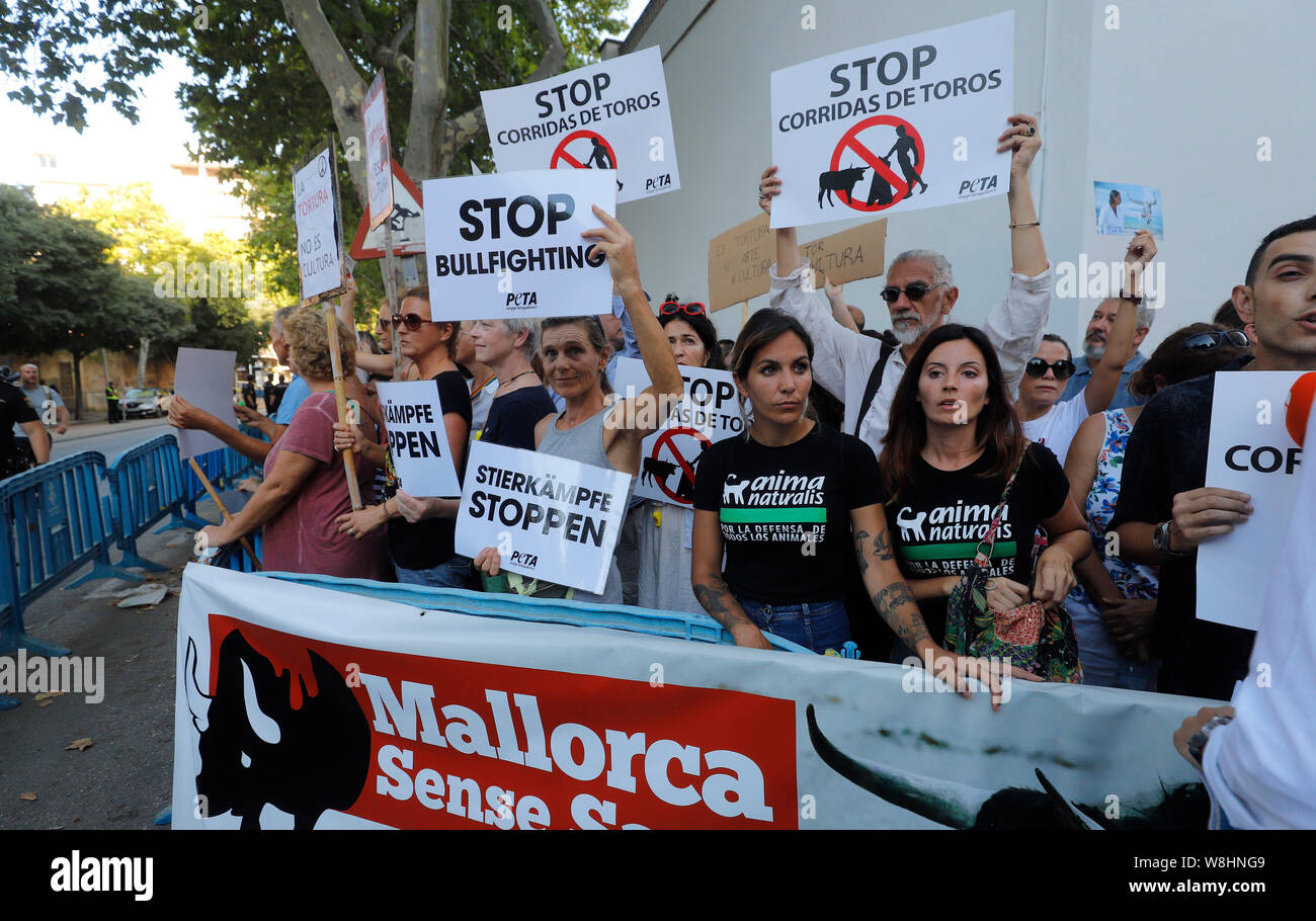 Mallorca, Spain. 09th Aug, 2019. Animal rights activists take part in a ...