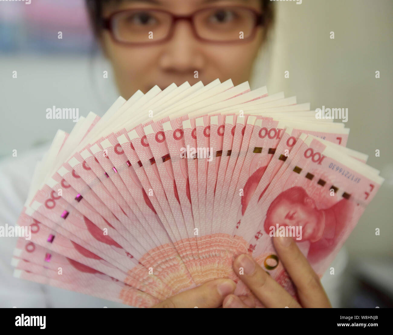 Chinese renminbi 100 banknotes hi-res stock photography and images - Alamy