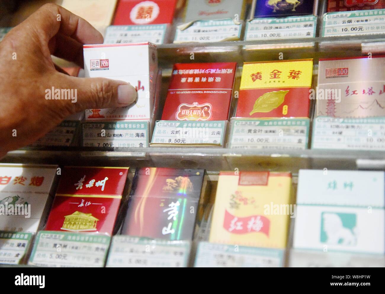 Buys cigarettes hi-res stock photography and images - Alamy