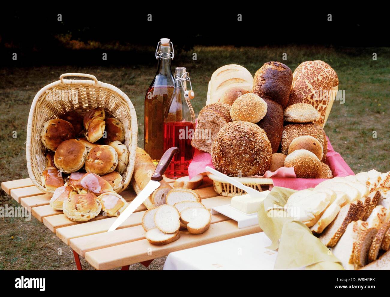 Picnic outdoors nobody hi-res stock photography and images - Alamy