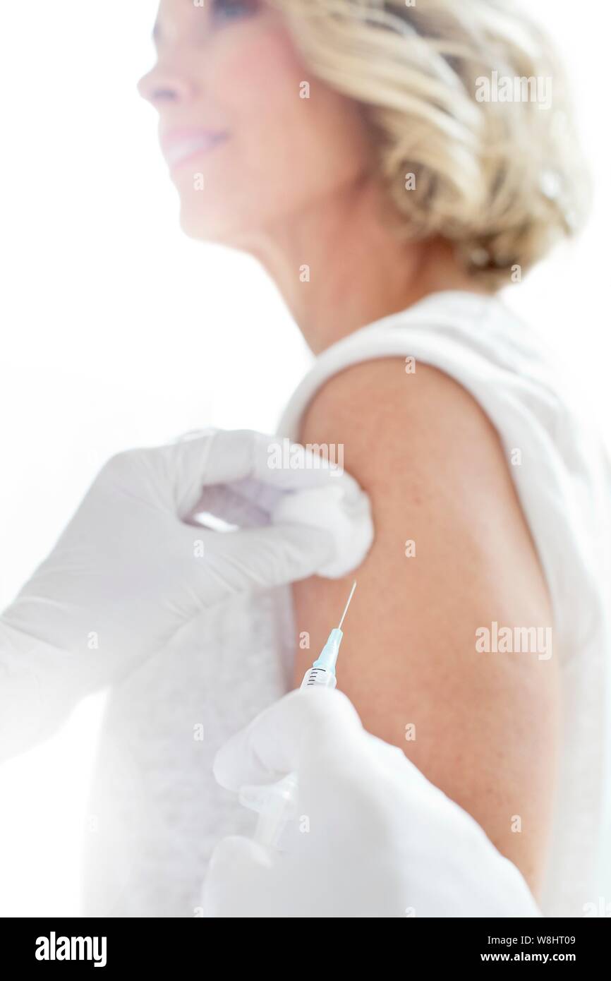 Doctor injection woman hi-res stock photography and images - Alamy