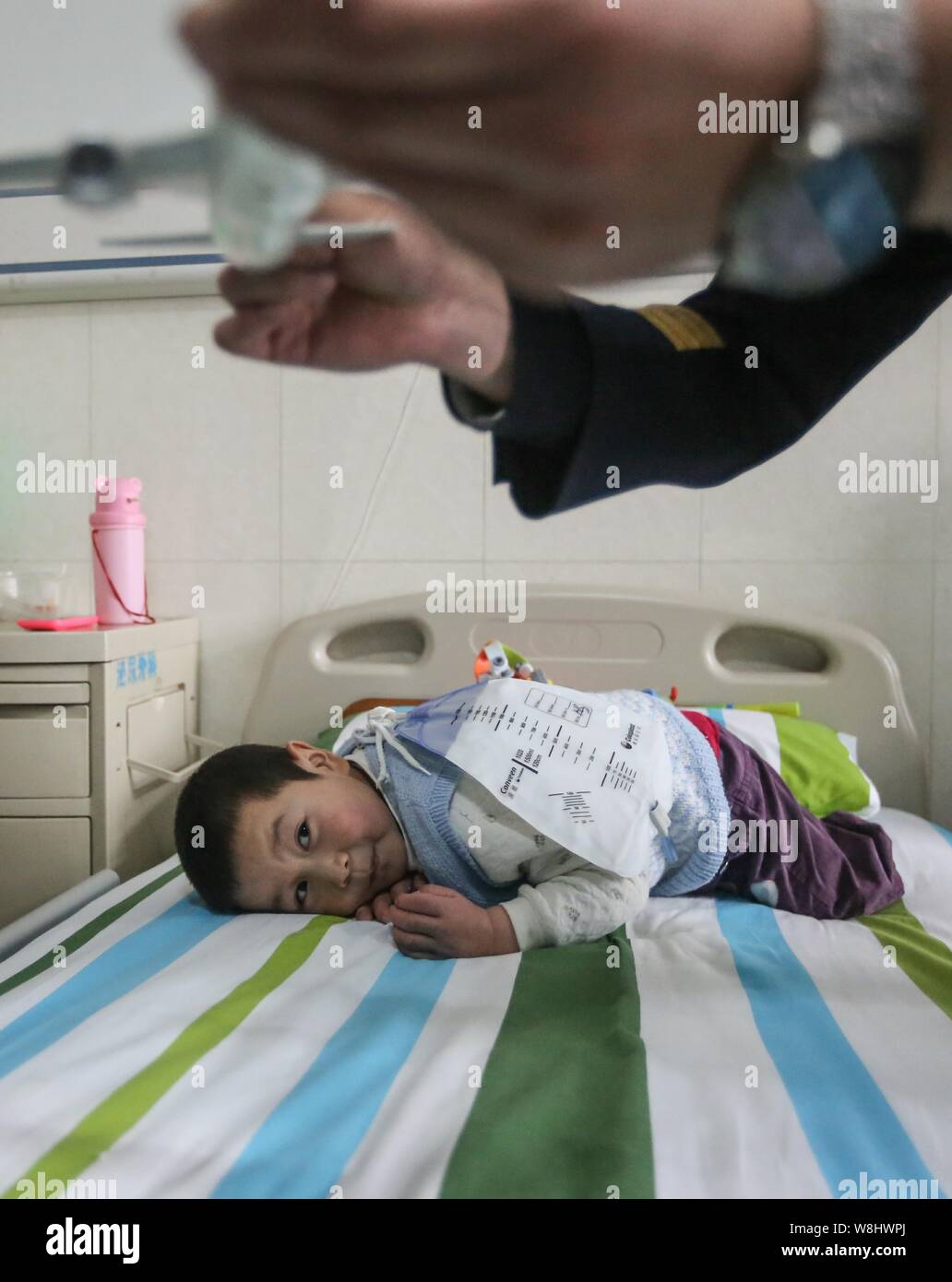 The four-year-old legless boy Xiao Feng watches a pilot of China ...