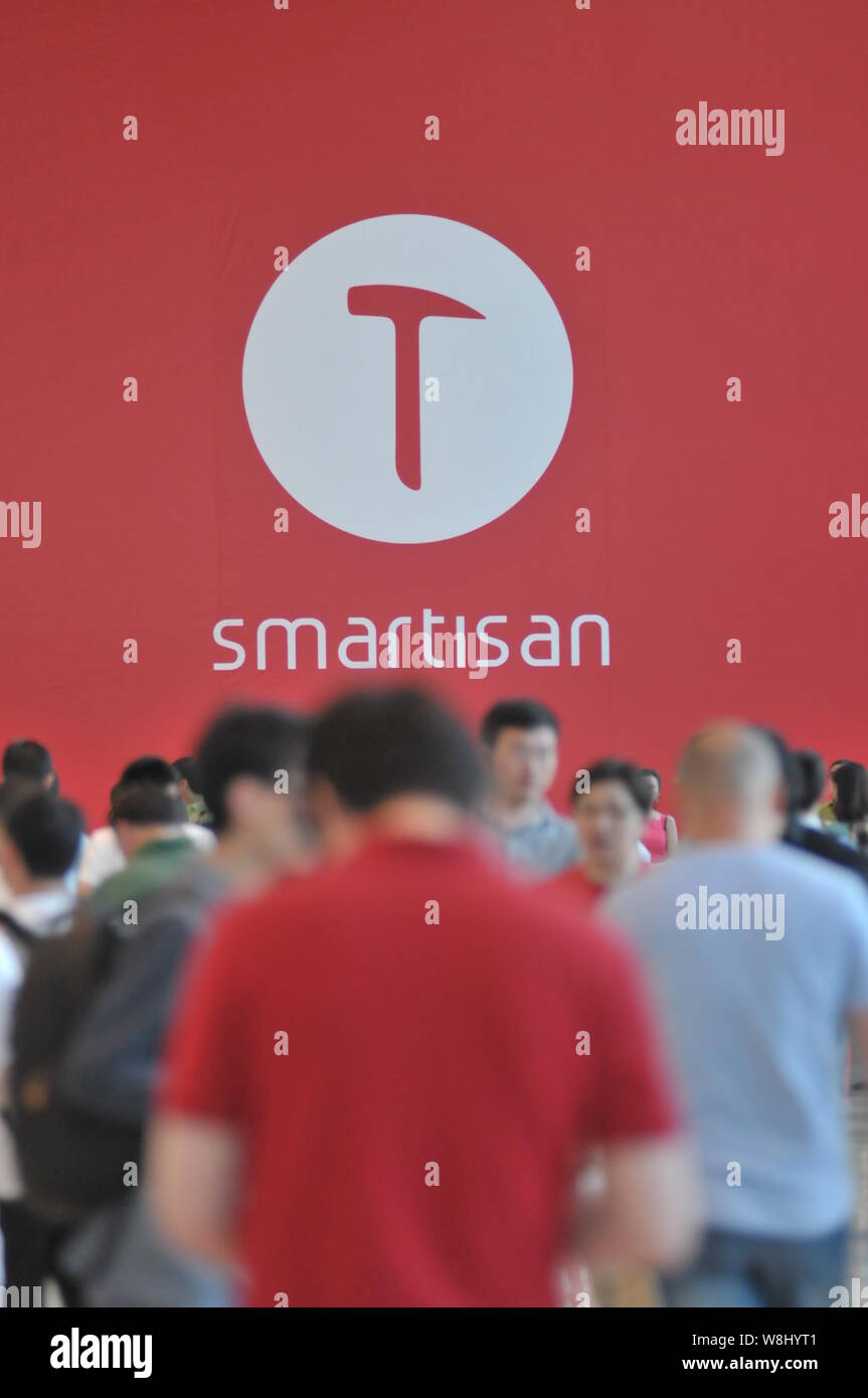 --FILE--Chinese fans attend a product launch event for the Smartisan T1 ...
