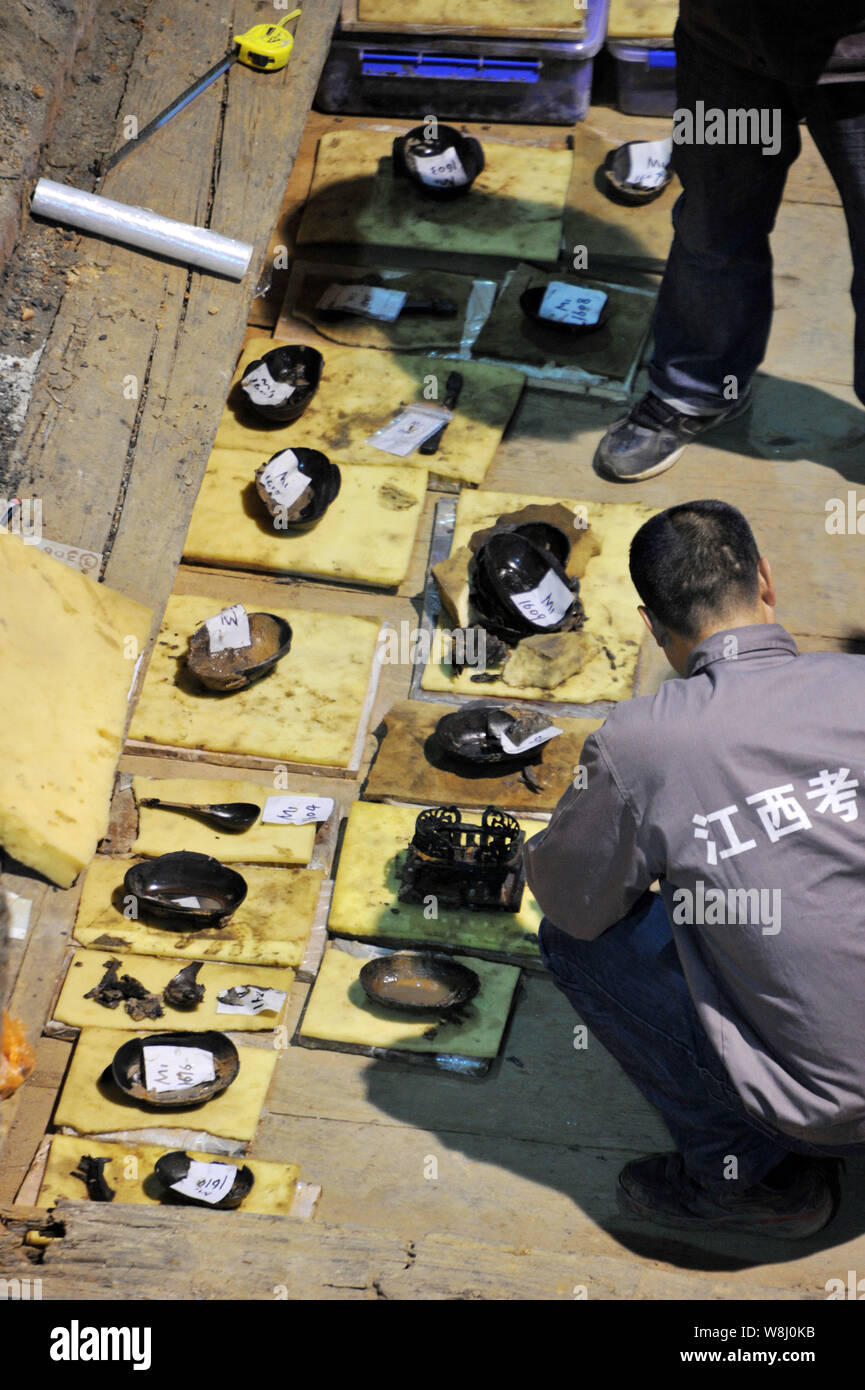 --FILE--Chinese archaeologists line up unearthed ancient relics at the ...