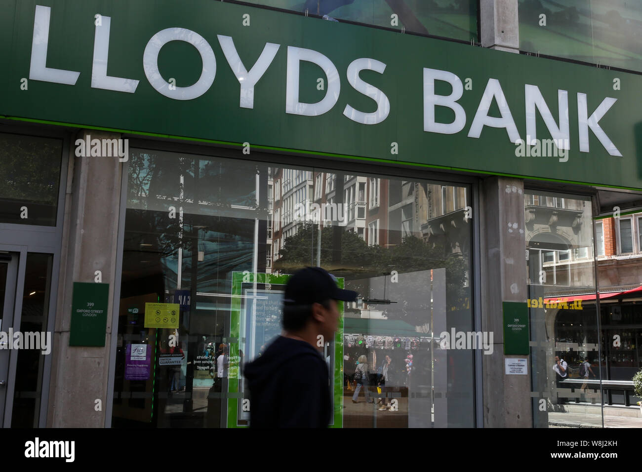 Lloyds bank branch sign logo hi-res stock photography and images - Alamy