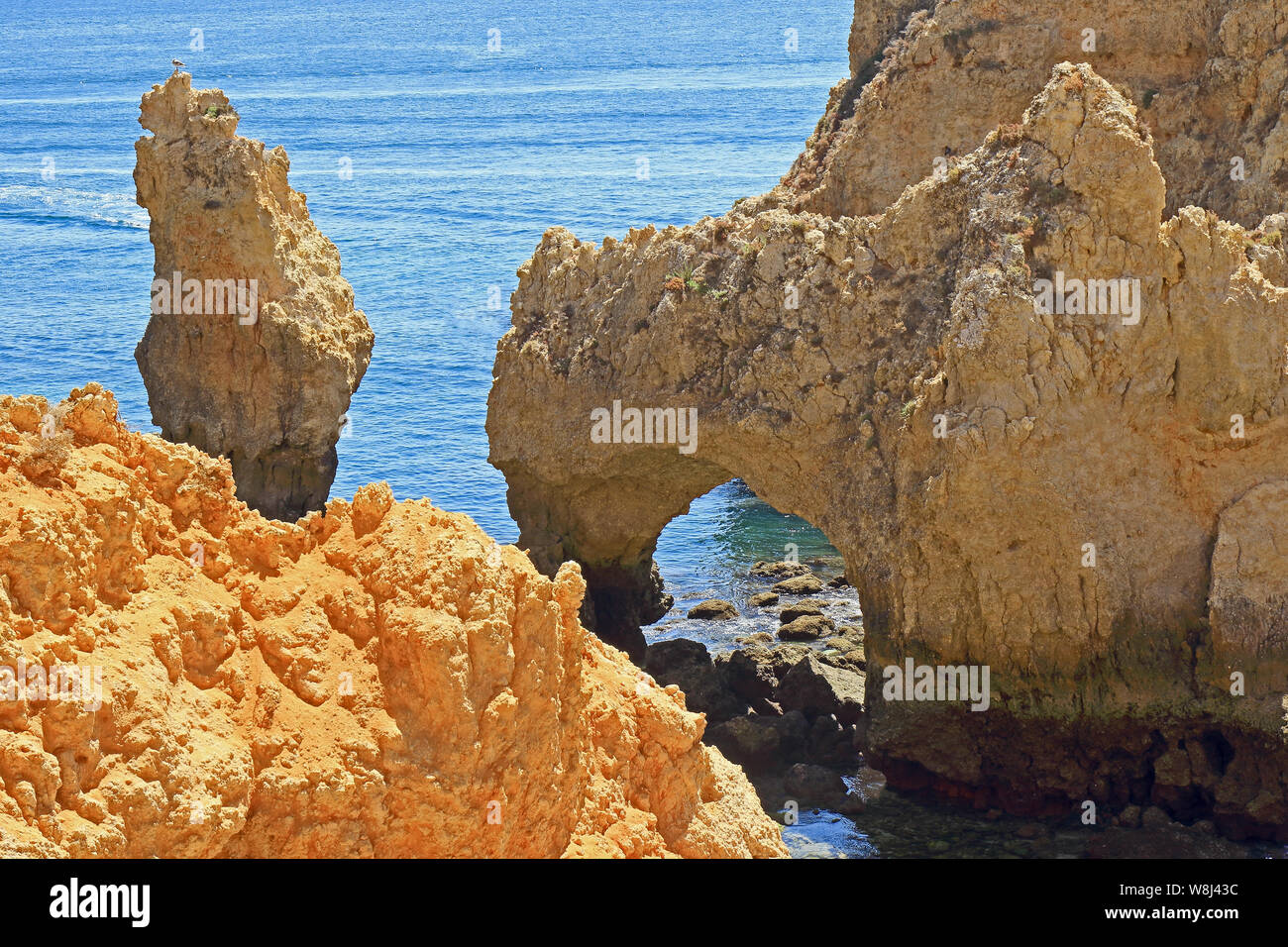 Jagged rocky cliffs and limestone archways at Ponta Da Piedade Stock ...