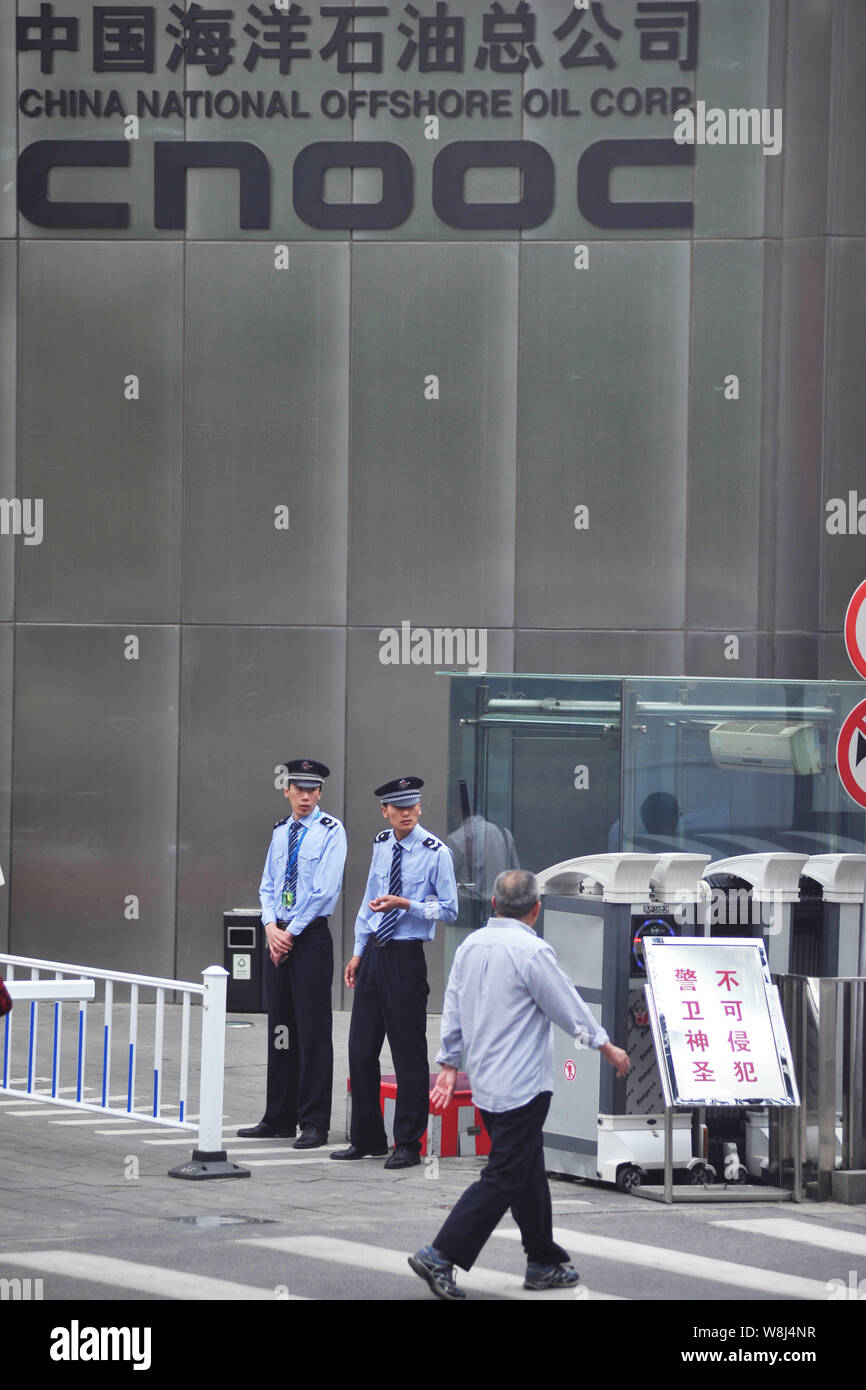 --FILE--Chinese security guards stand at the gate of the headquarters ...