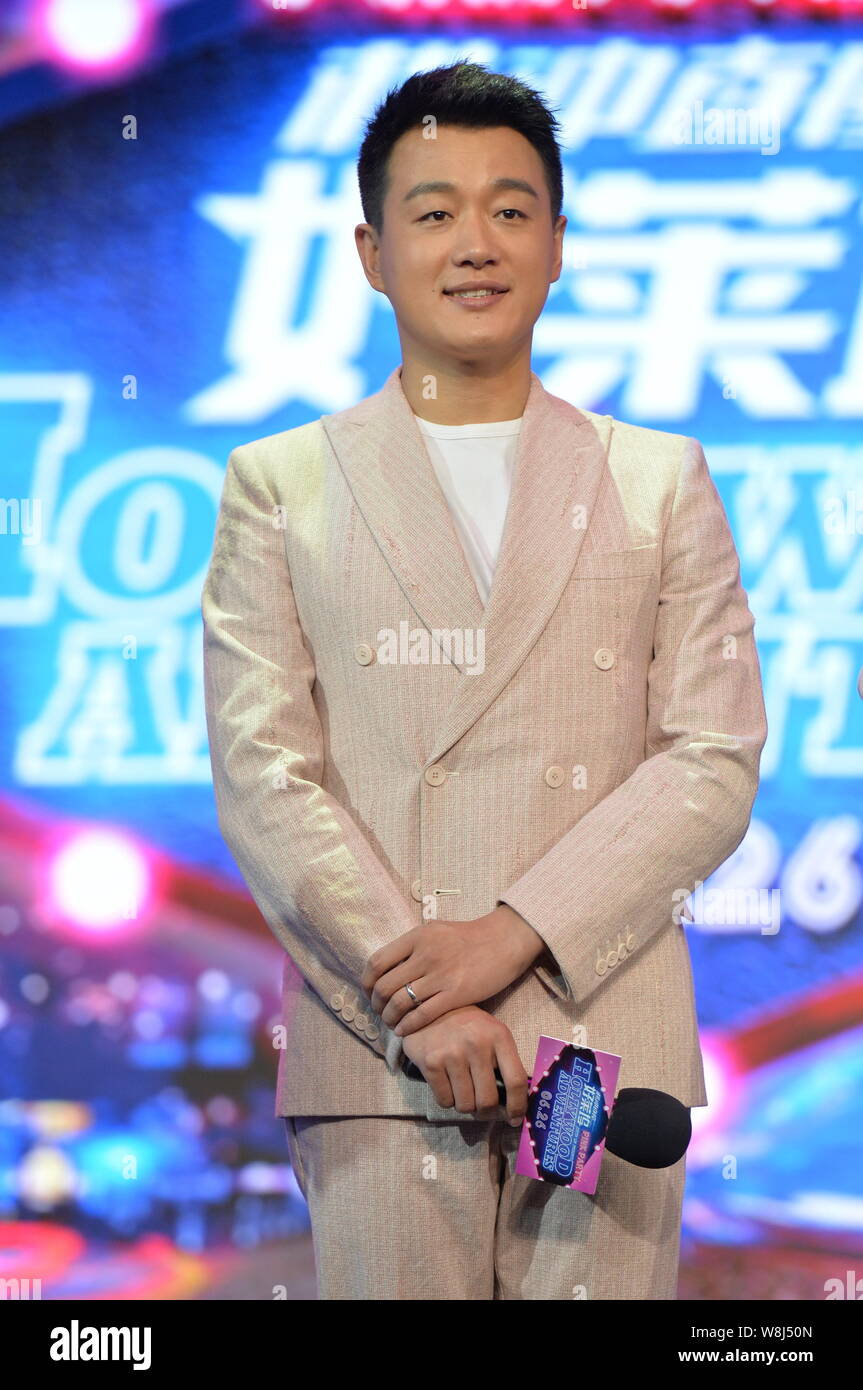 Chinese actor Tong Dawei poses during the premiere of his new movie ...