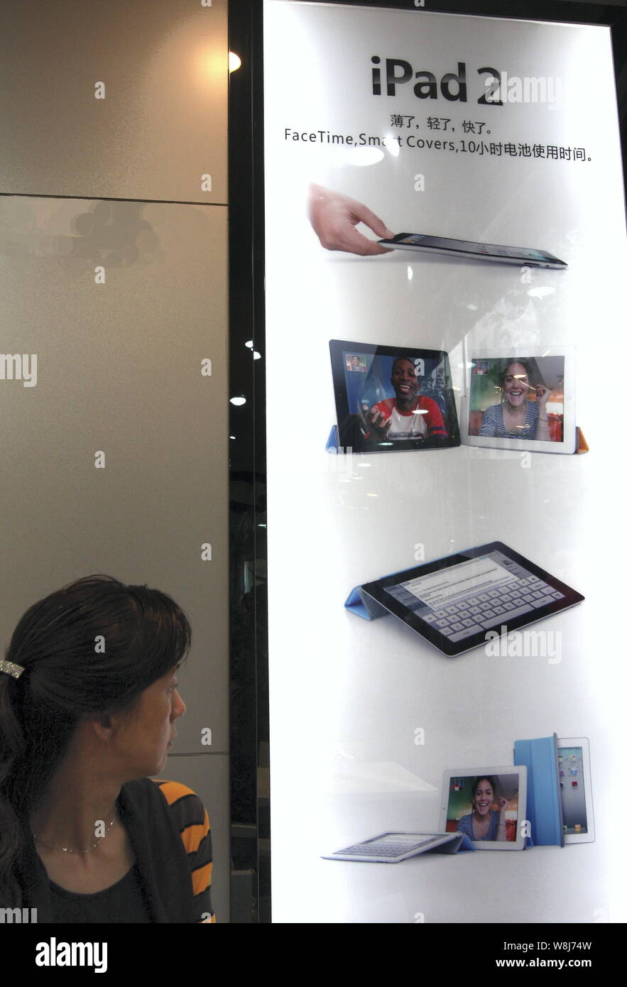 Apple ipad tablet advertisement hi-res stock photography and images - Alamy
