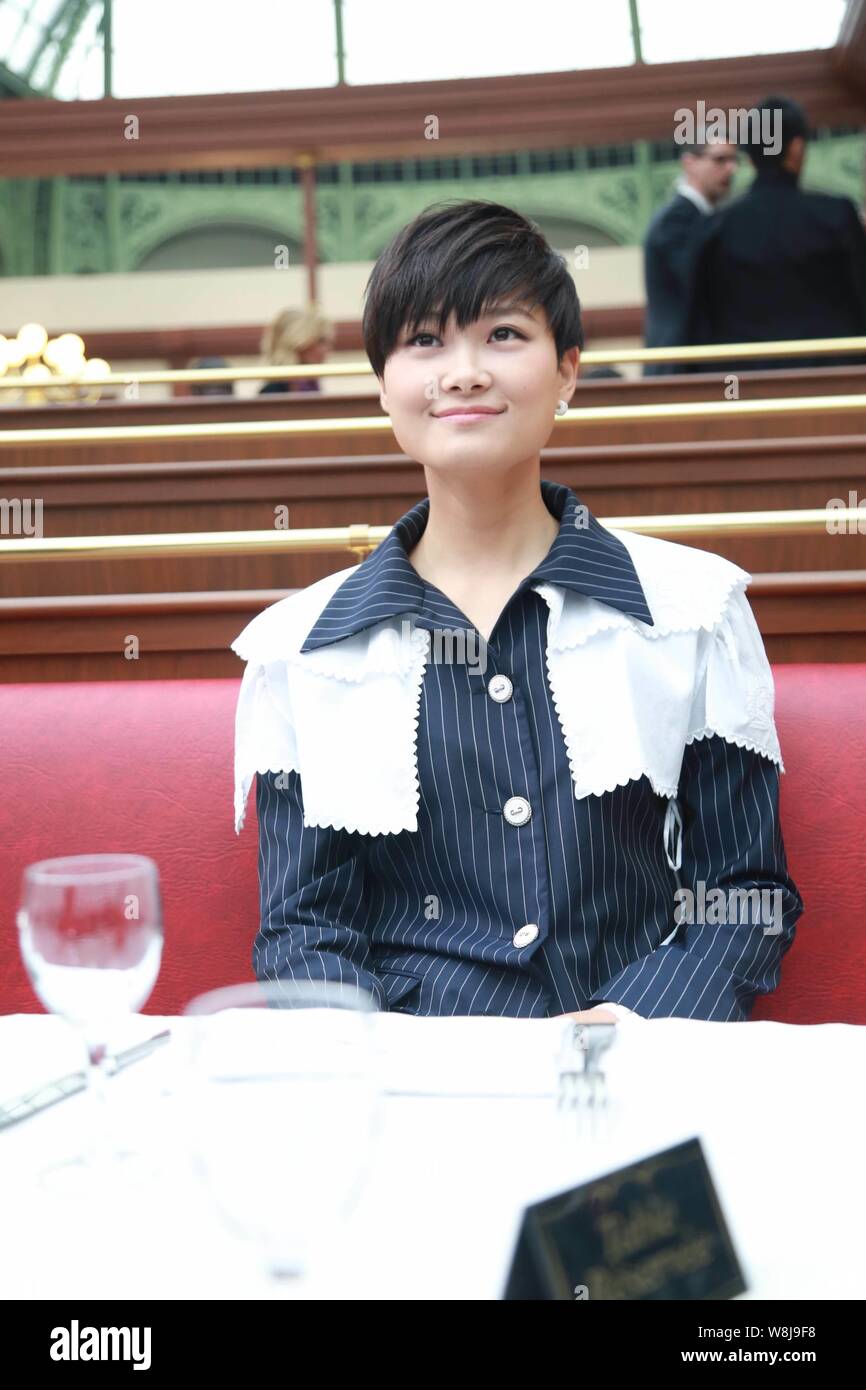 Chanel fashion show 2015 hi-res stock photography and images - Alamy