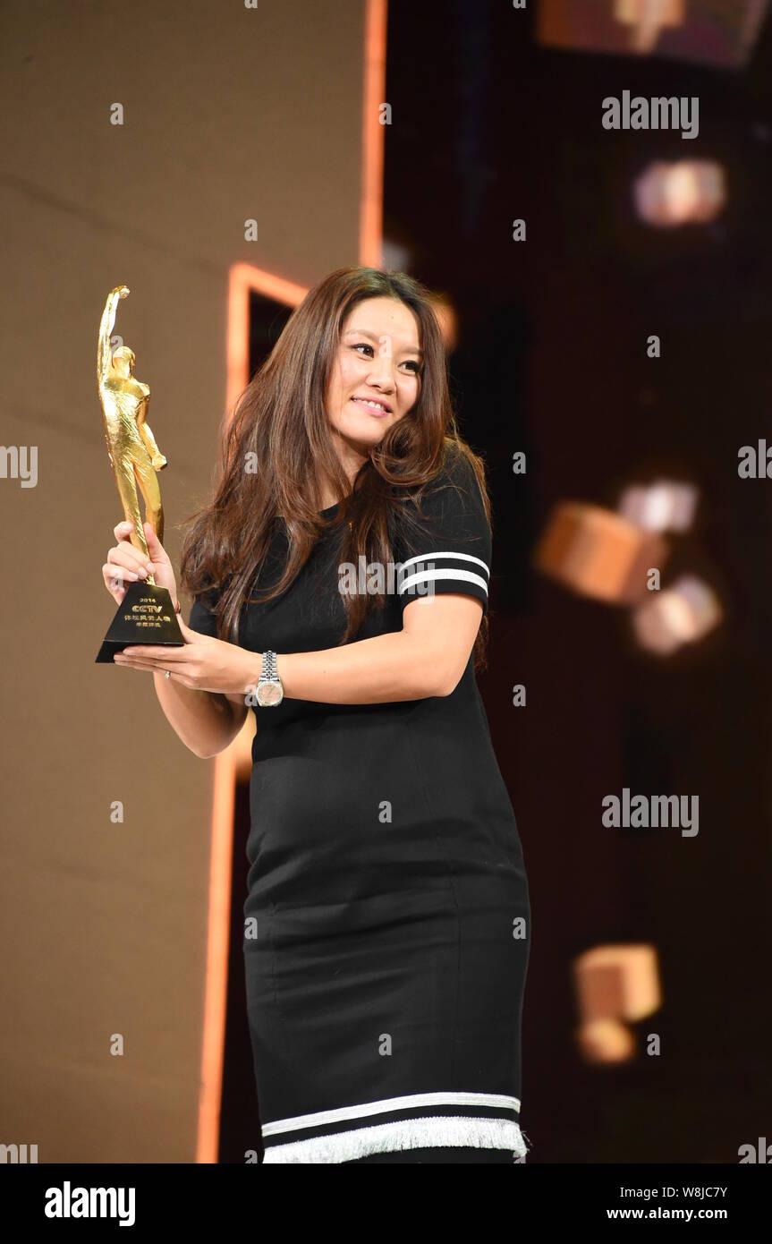 Retired Chinese tennis star Li Na poses with her trophy of the Best ...