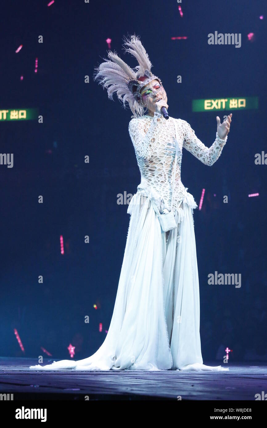 Hong kong actress singer sammi cheng hi-res stock photography and ...