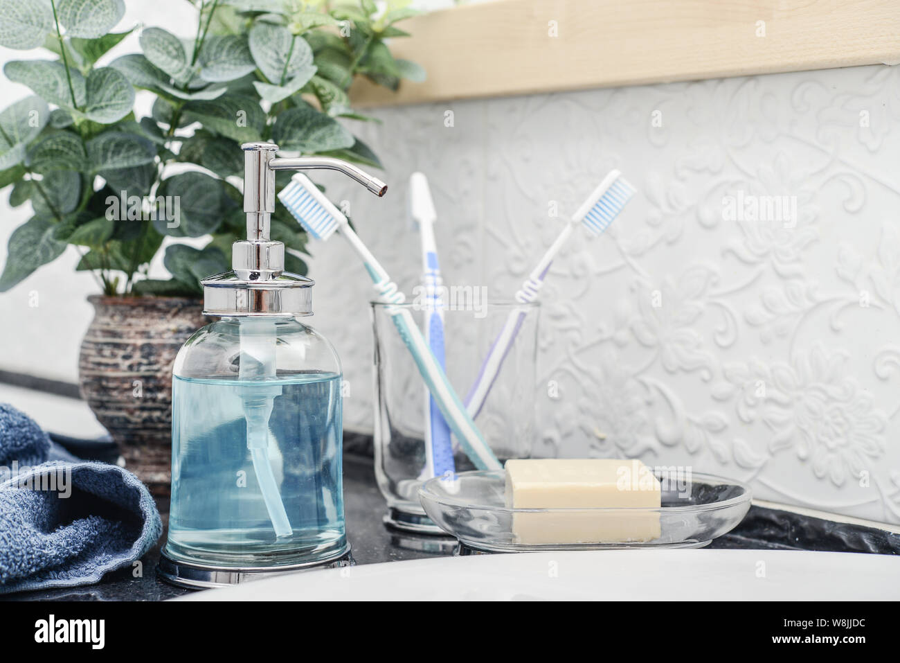 Tooth brushes hi-res stock photography and images - Alamy