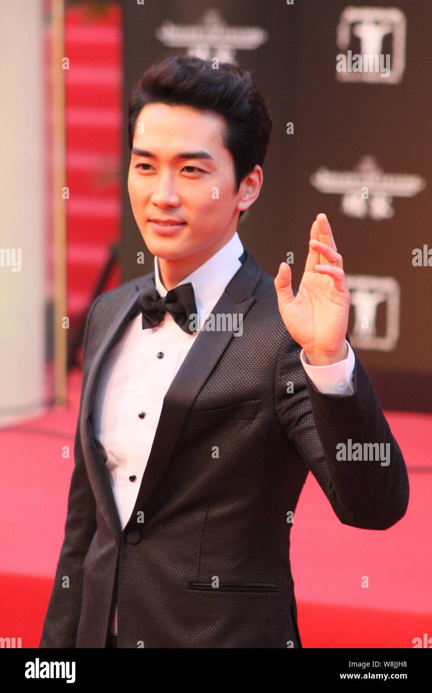 --FILE--South Korean actor Song Seung-heon waves on the red carpet for ...