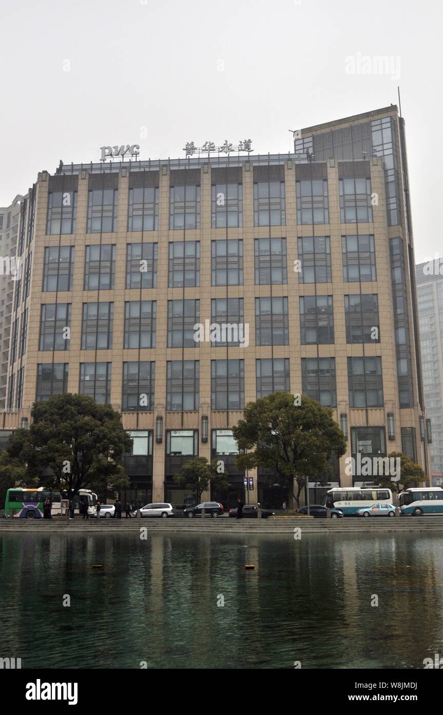 Pricewaterhousecoopers building hi-res stock photography and images - Alamy