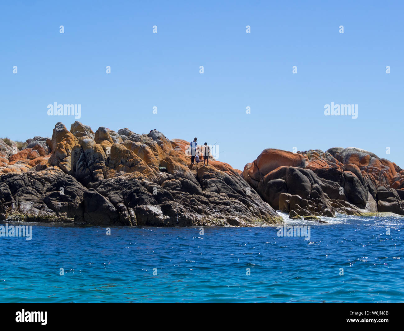 The red lichen covered rocks of Bay of Fires, Tasmania Stock Photo - Alamy