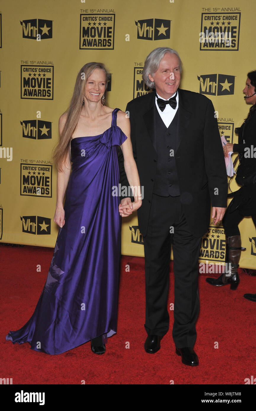 LOS ANGELES, CA. January 15, 2010: James Cameron & wife Suzy Amis at ...