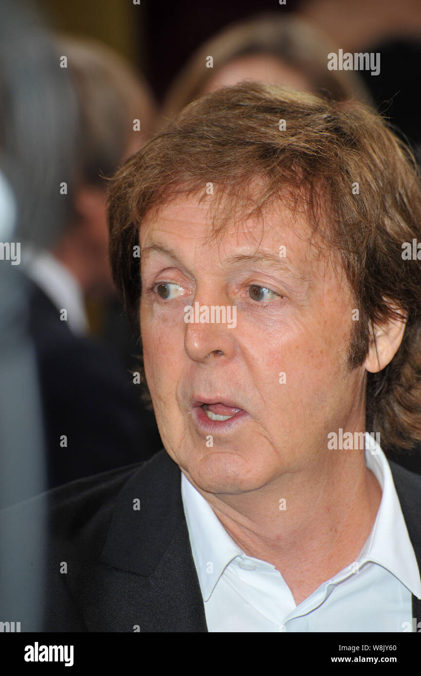 Paul mccartney 2010 portrait hi-res stock photography and images - Alamy