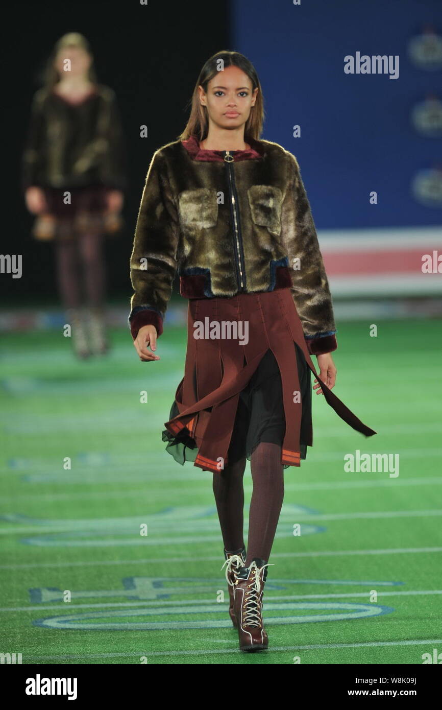 Kenyan model hi-res stock photography and images - Alamy