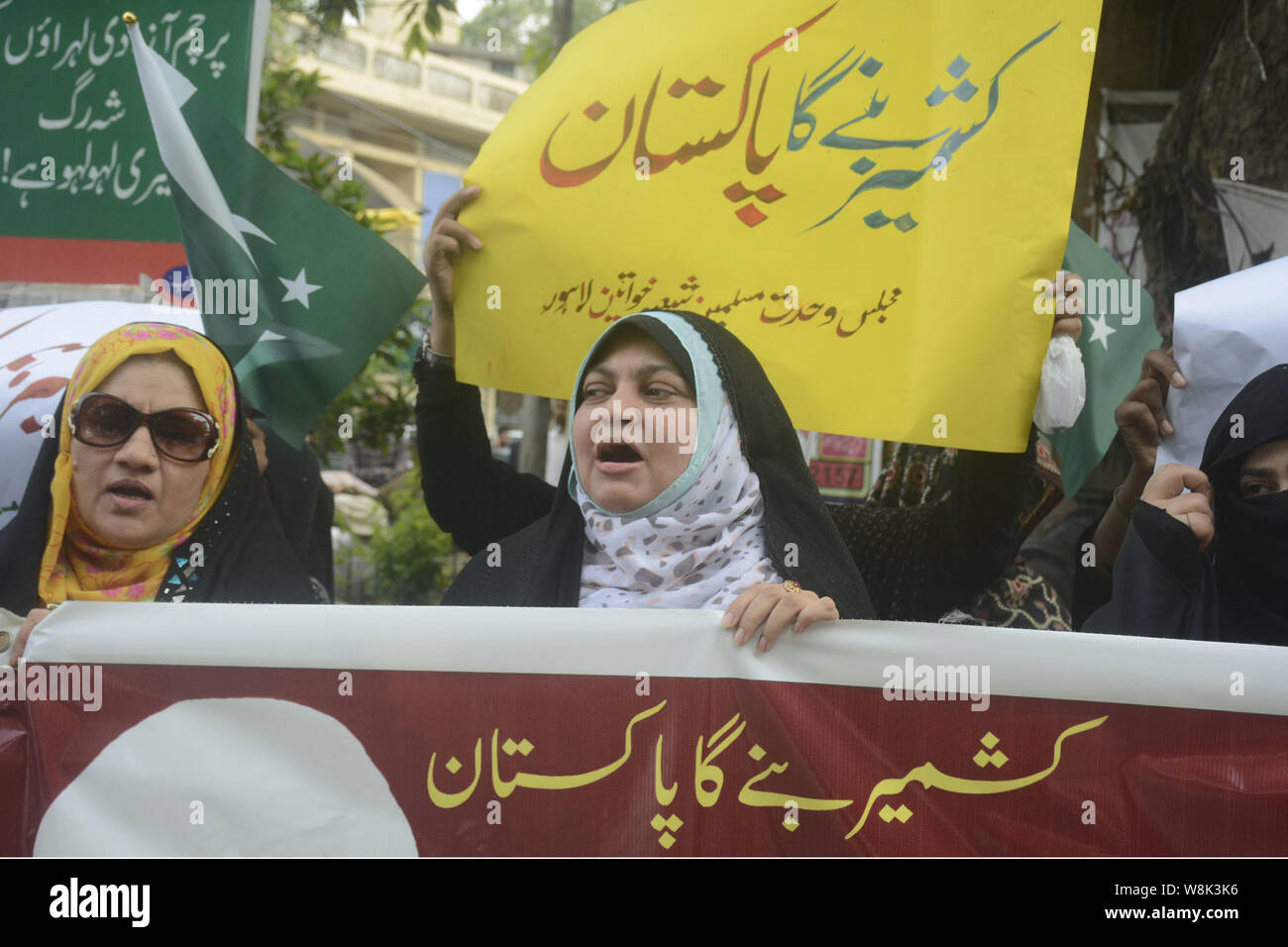 Lahore, Pakistan. 09th Aug, 2019. Pakistani activists of Majlis Wahdat ...