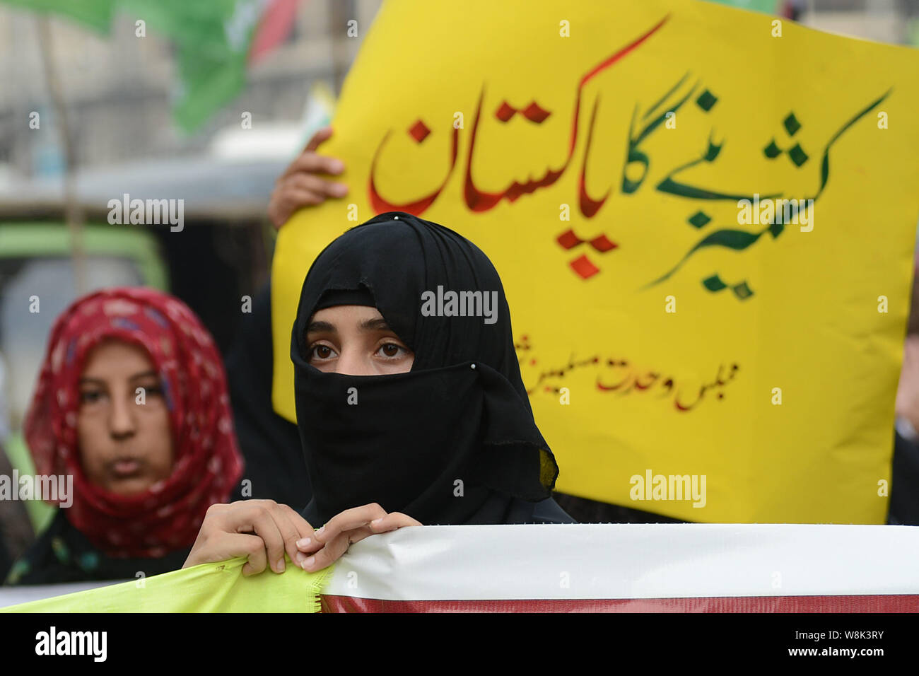 Lahore, Pakistan. 09th Aug, 2019. Pakistani activists of Majlis Wahdat ...