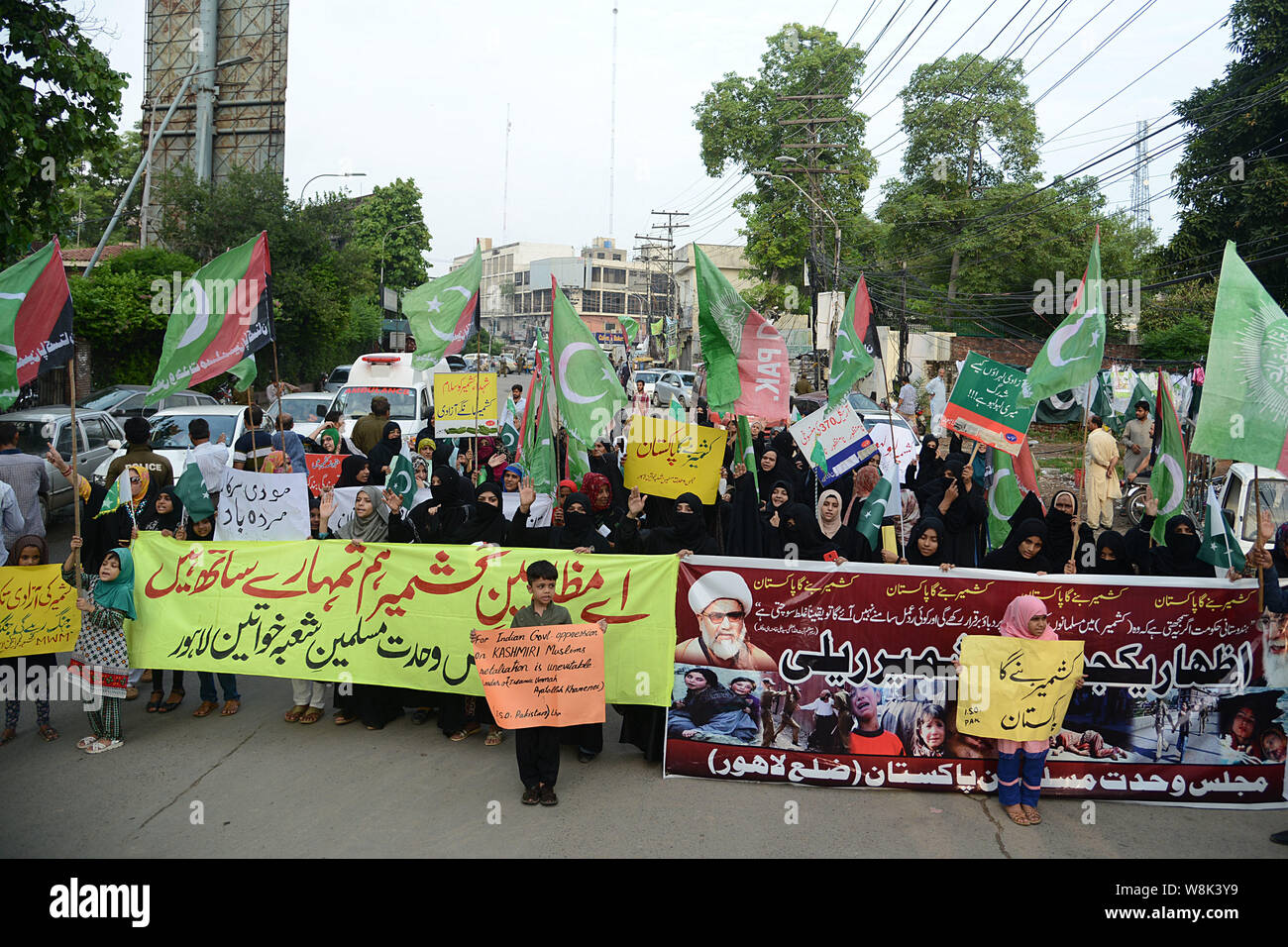 Lahore, Pakistan. 09th Aug, 2019. Pakistani activists of Majlis Wahdat ...