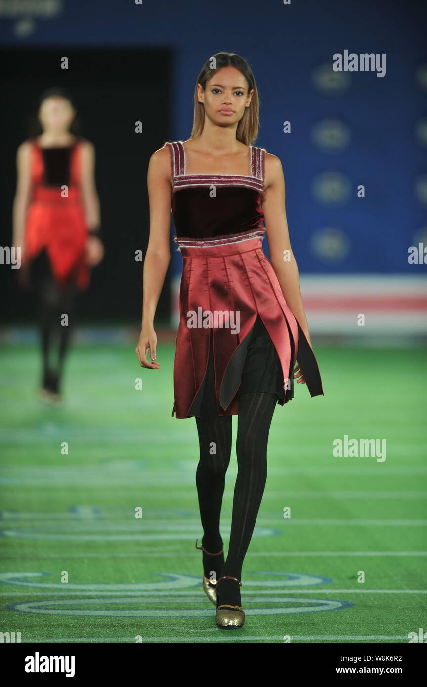 Kenyan model hi-res stock photography and images - Alamy