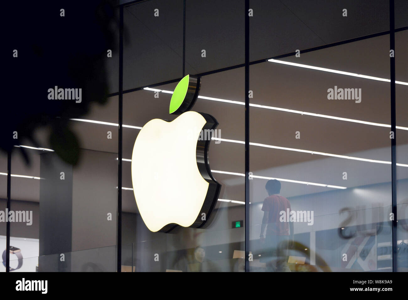 Apple logo world hi-res stock photography and images - Alamy