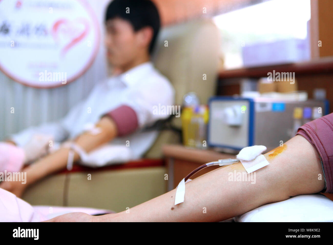 --FILE--Young Chinese people donate their blood on a blood donation bus ...