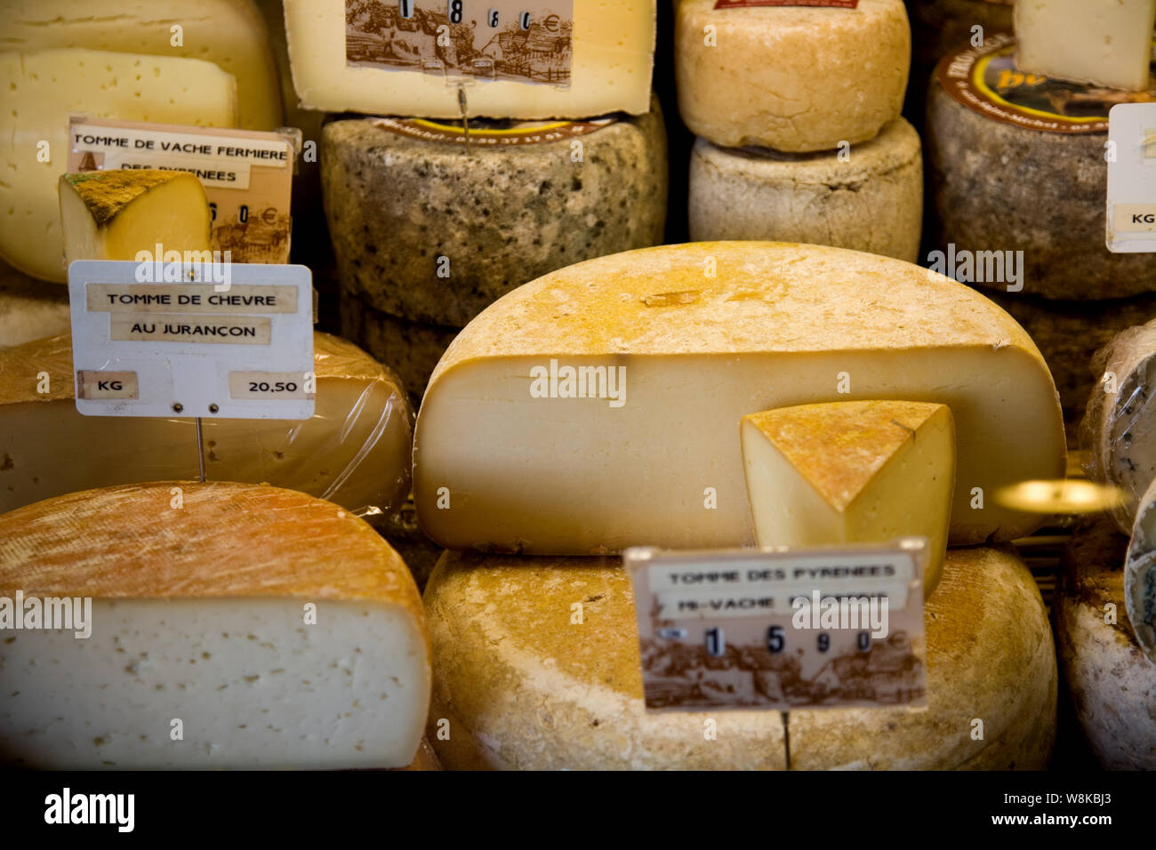 Round cheese cheeses hi-res stock photography and images - Alamy