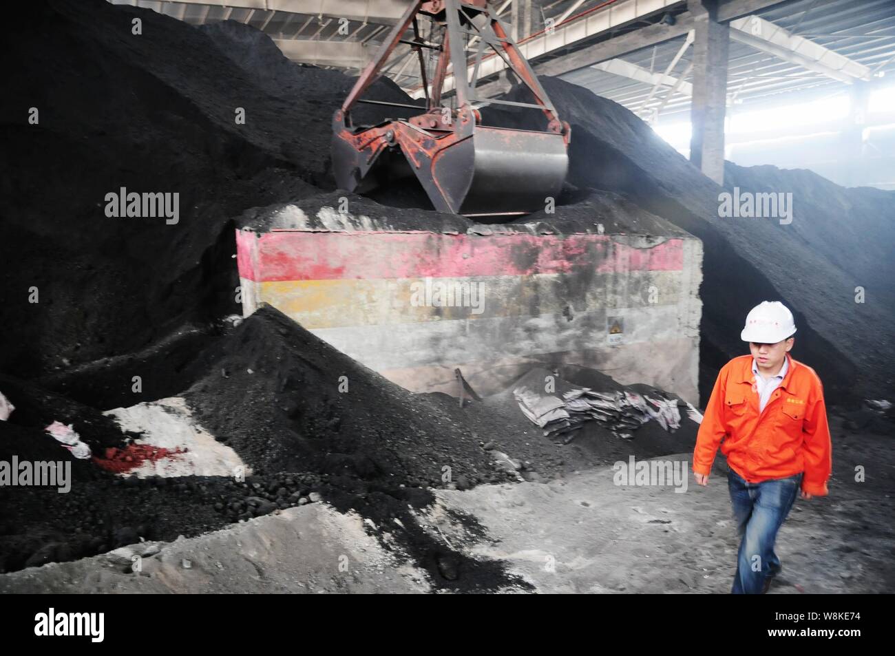 Coal piles hi-res stock photography and images - Alamy