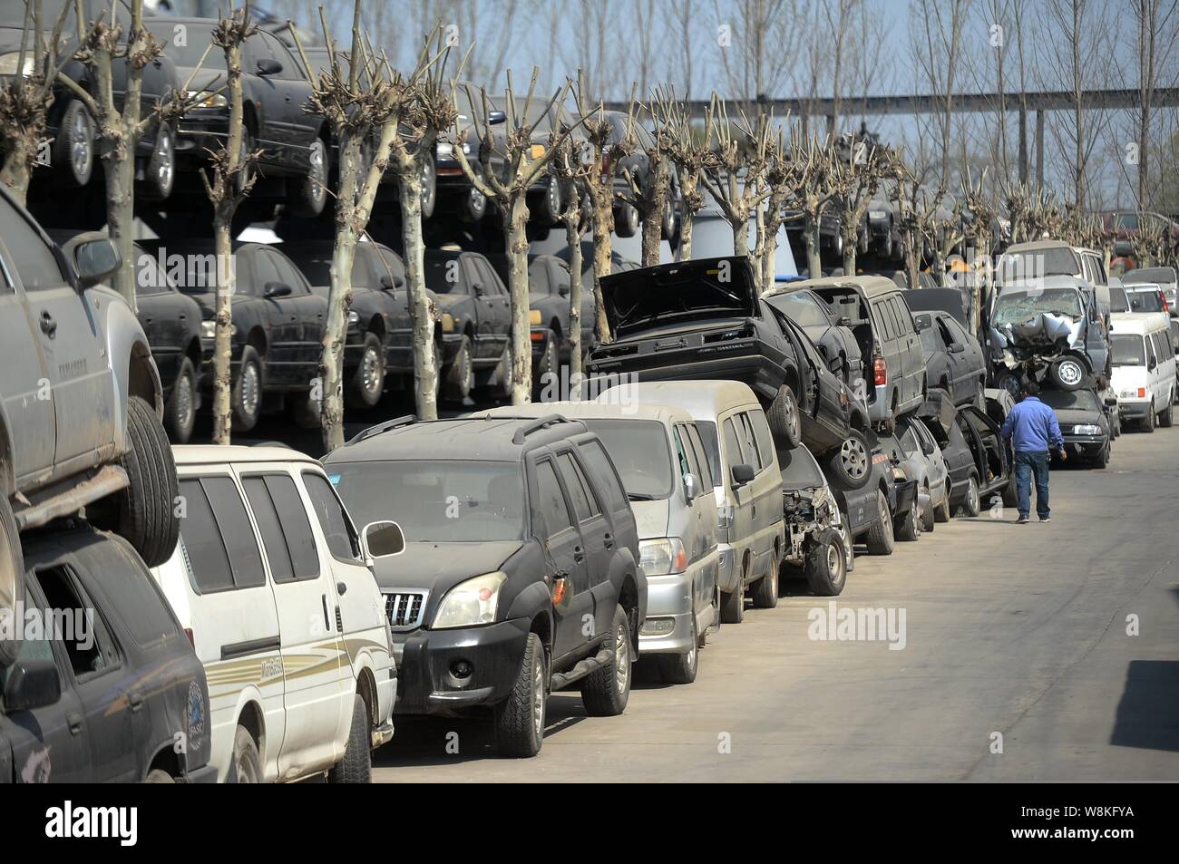 Car dismantling hi-res stock photography and images - Alamy