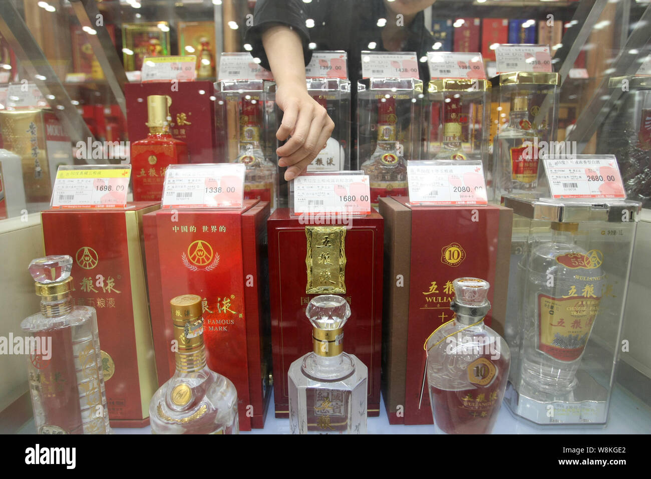 Chinese shop assistant hi-res stock photography and images - Alamy