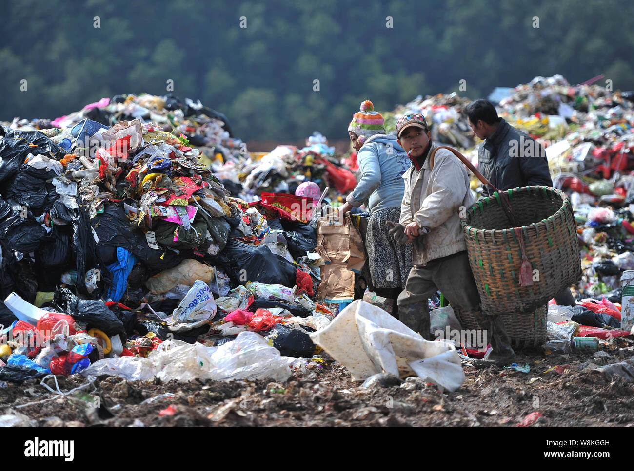--FILE--Chinese scavengers search for useful and recyclable things in ...