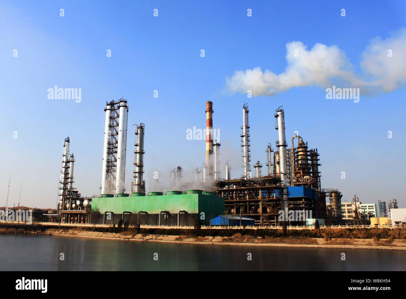 China oil refinery shandong hi-res stock photography and images - Alamy