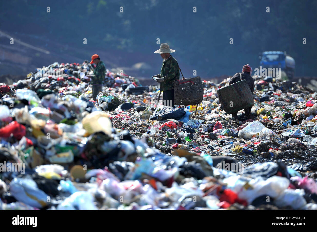 --FILE--Chinese scavengers search for useful and recyclable things in ...