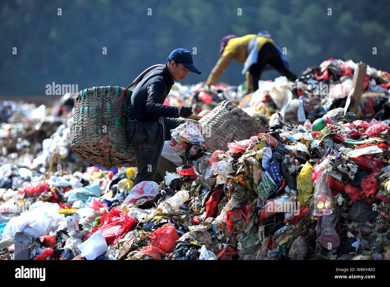 --FILE--Chinese scavengers search for useful and recyclable things in ...