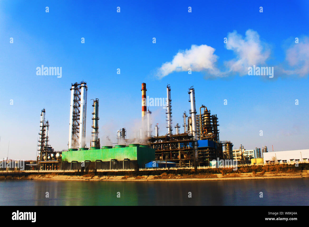 China oil refinery shandong hi-res stock photography and images - Alamy