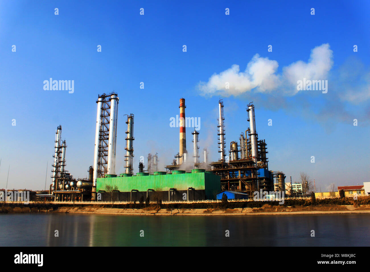 China oil refinery shandong hi-res stock photography and images - Alamy