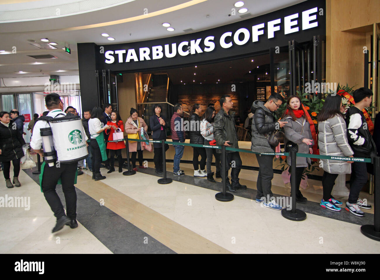 Customers queue starbucks hi-res stock photography and images - Alamy
