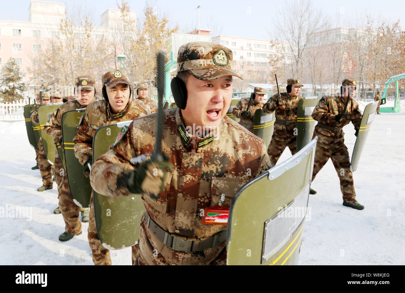 --FILE--Chinese soldiers of the PLA (People's Liberation Army) take ...