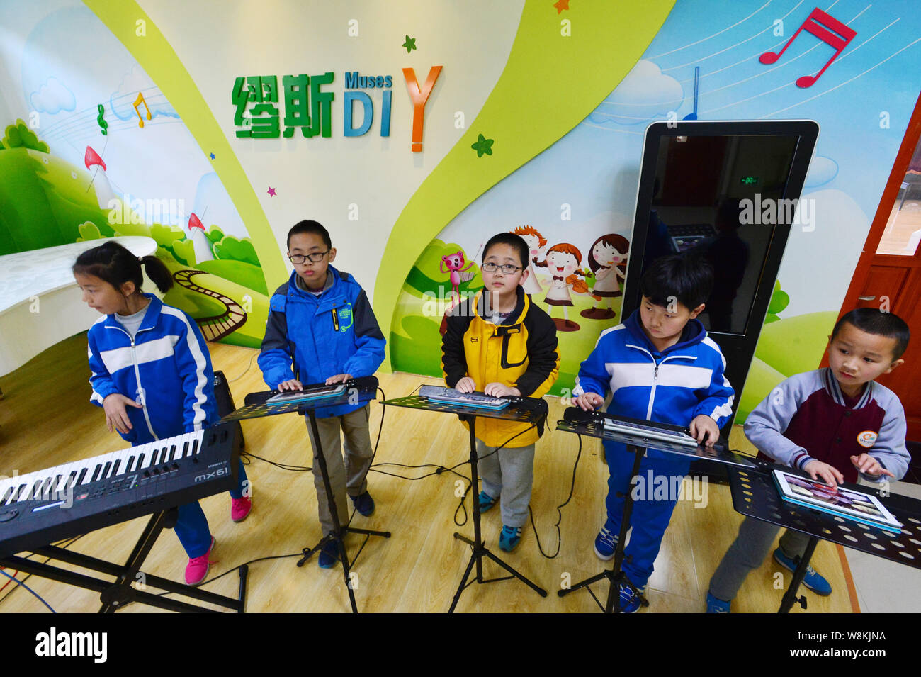 Chinese play musical instruments hi-res stock photography and images ...
