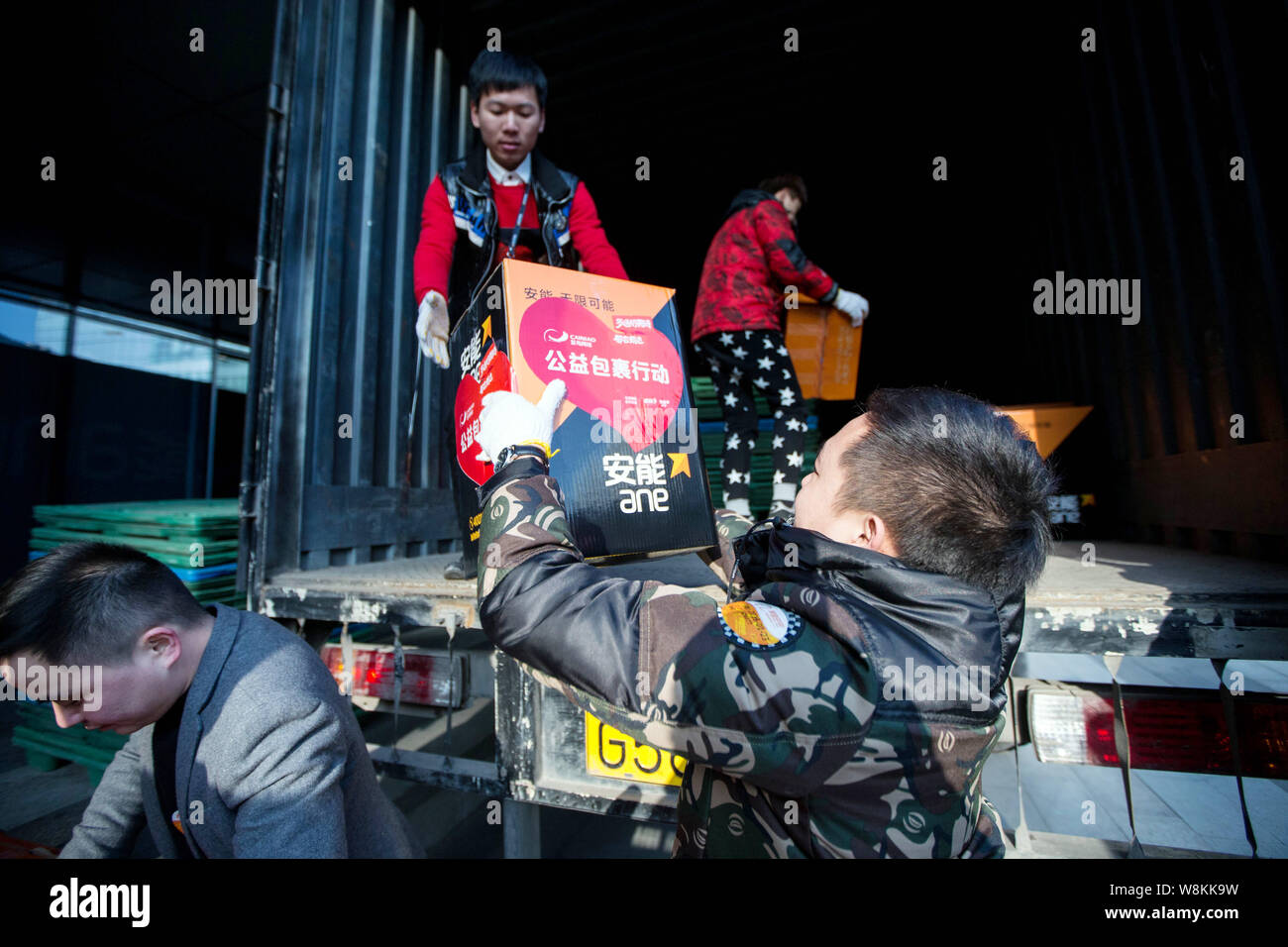 --FILE--Chinese couriers load a van with parcels filled with New Year ...