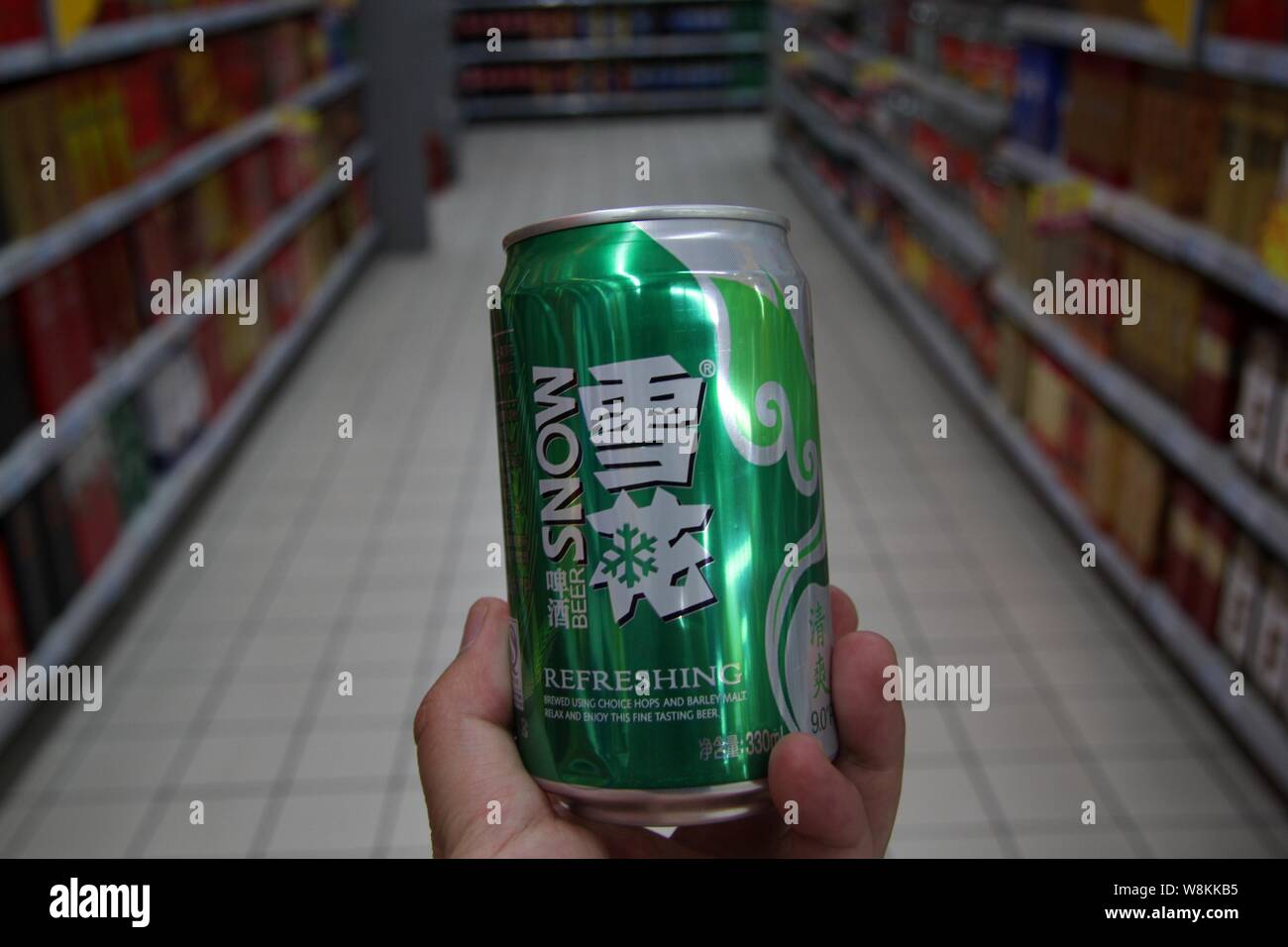 --FILE--A customer shops for a can of Cans of Snow beer of China ...