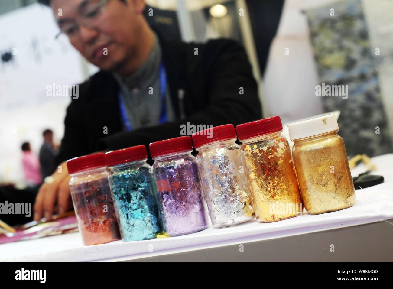 An artist creates a work of arts and crafts during the 26th East China ...