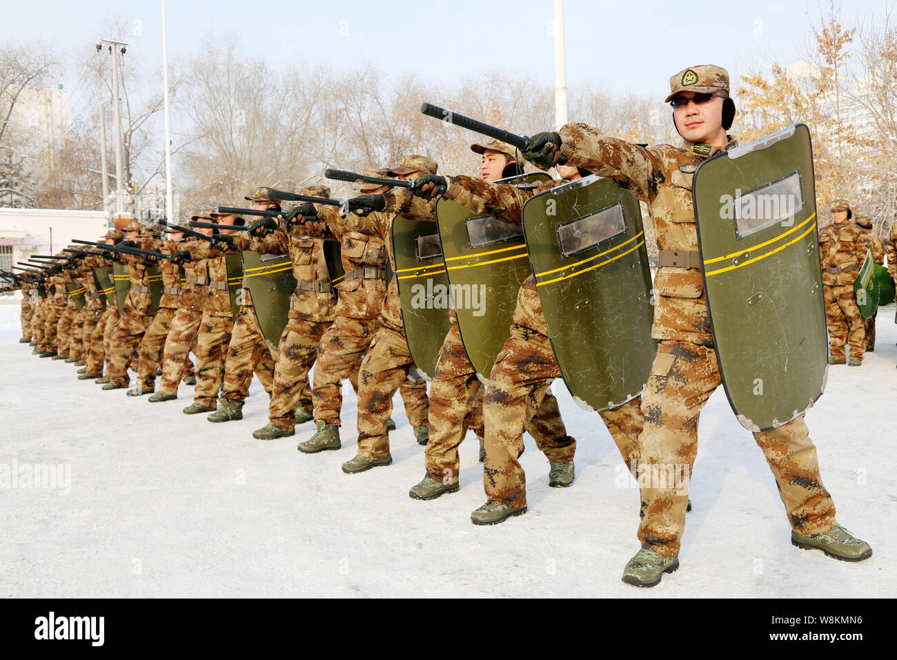 --FILE--Chinese soldiers of the PLA (People's Liberation Army) take ...